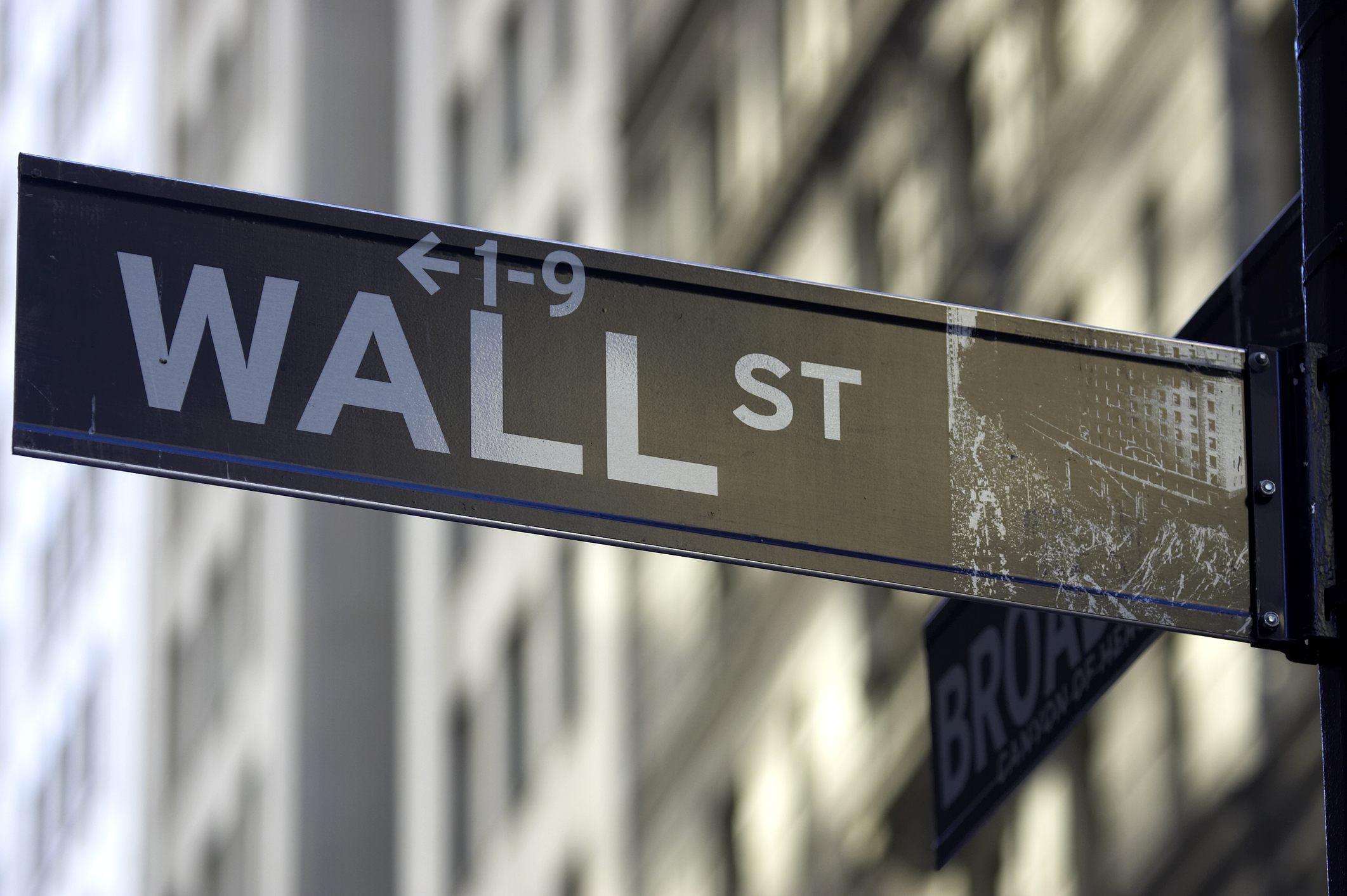 Wall Street closes higher, yield touches 3-year high; HP, PFE rise