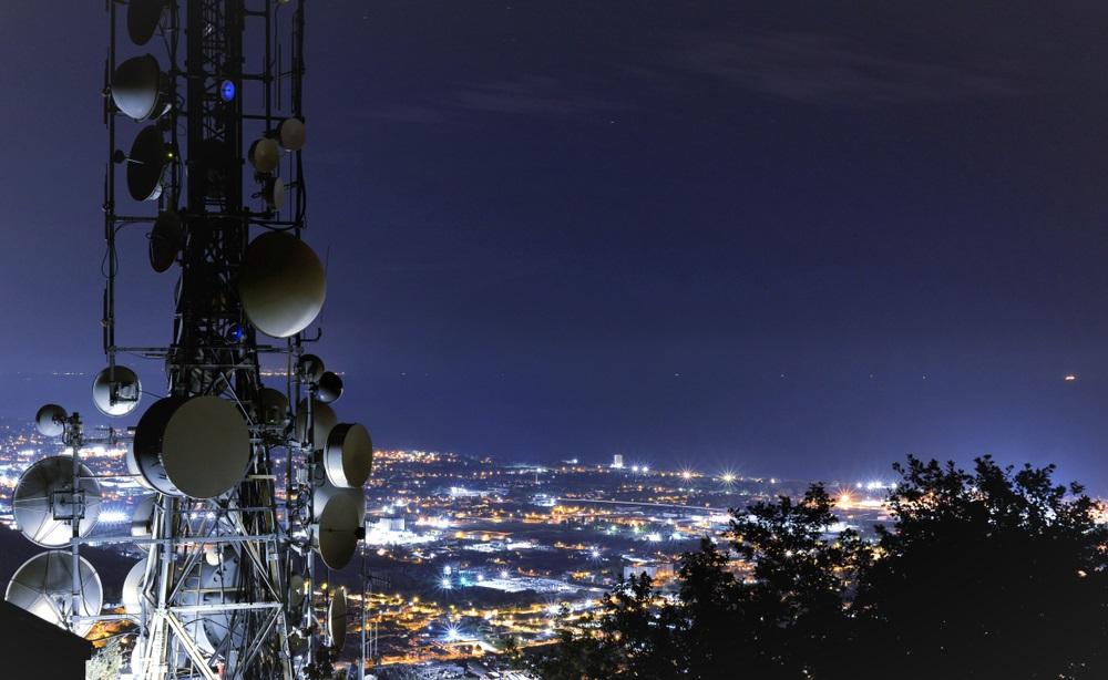 Why Is Verizon Communications (NYSE:VZ) Drawing Telecom Investor Attention?